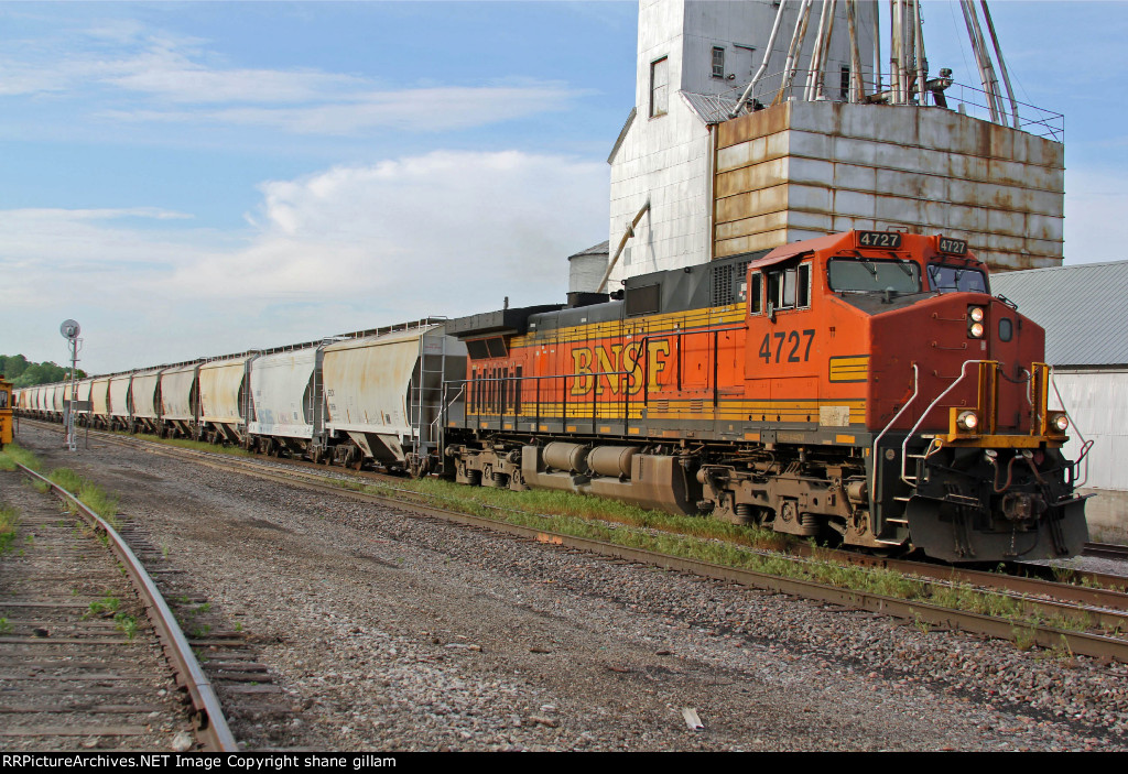 BNSF 4727 Brings a Sb cement train out of the siding!